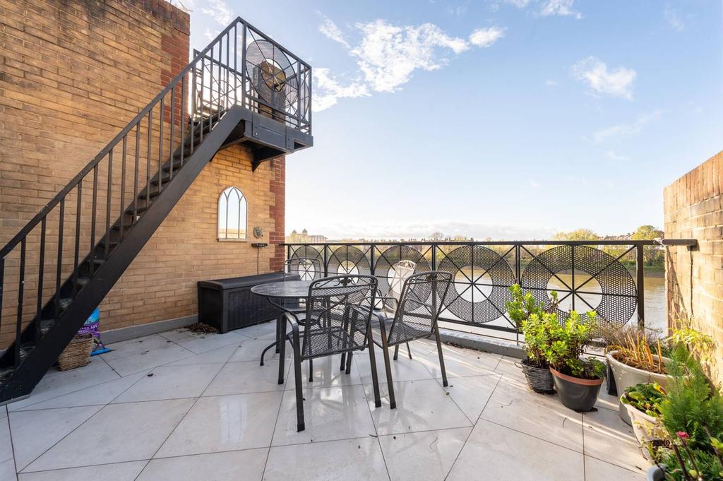 Chancellors Wharf, Crisp Road, Hammersmith, London, W6 2 bed maisonette ...