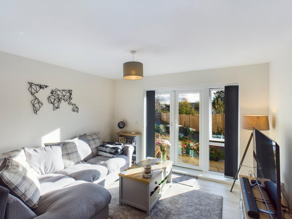 Hawker Drive, Addlestone, Surrey, KT15 2 bed apartment - £300,000