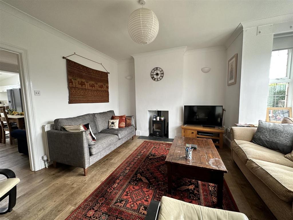Oxford Street, Northwood 3 bed semi-detached house - £340,000