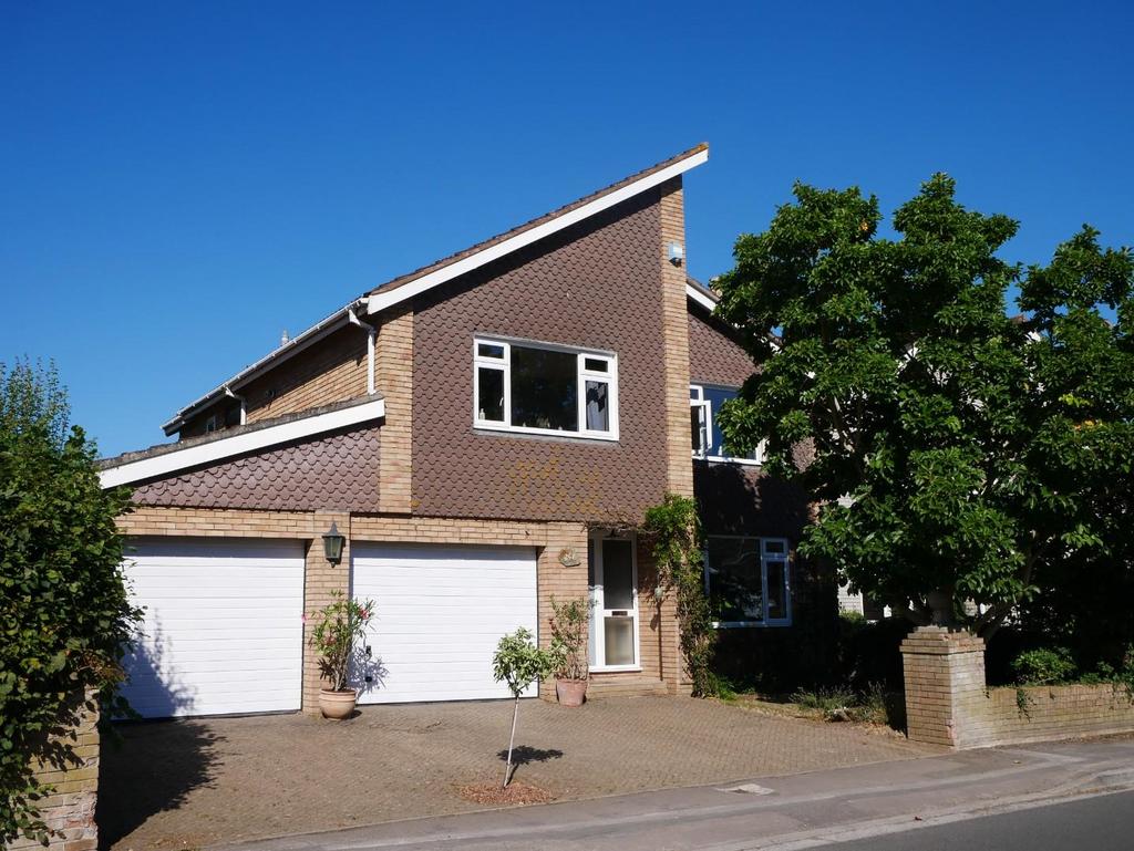 Substantial detached home in central... 4 bed detached house - £575,000