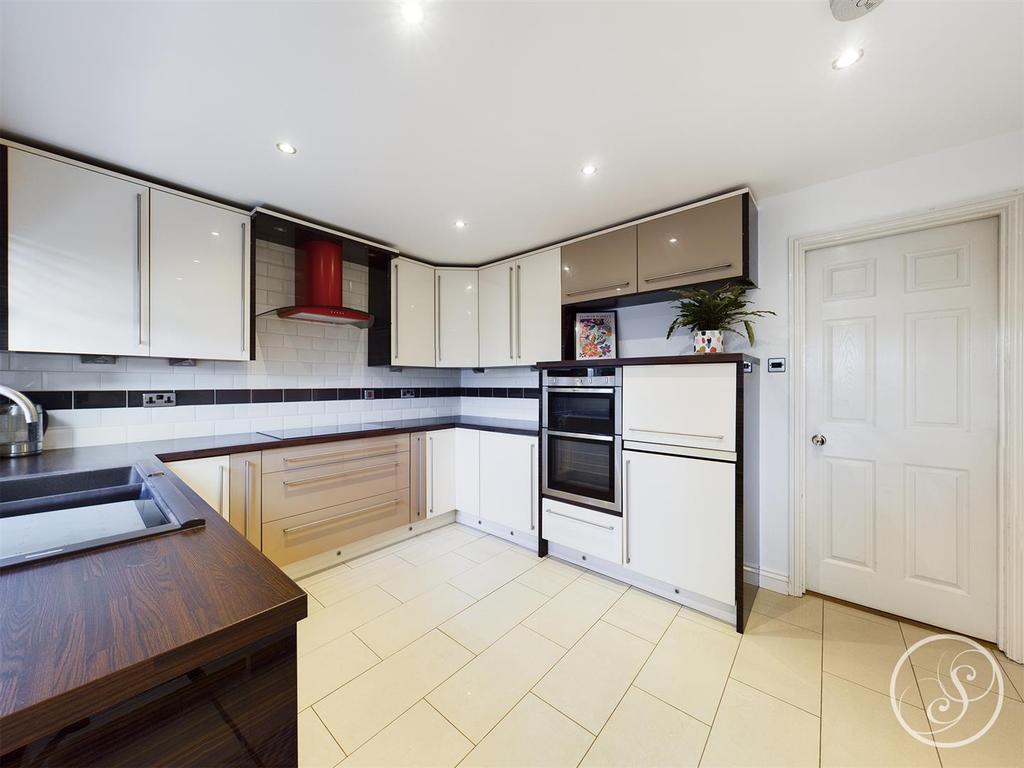 Lime Tree Close, Leeds 3 bed detached house - £1,350 pcm (£312 pw)