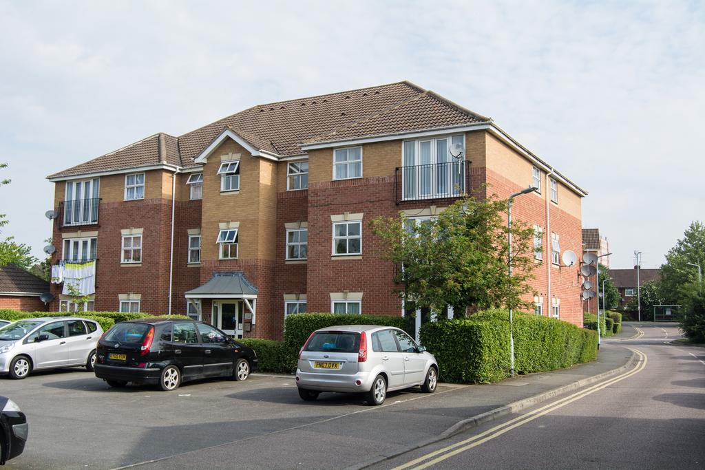 Baxter Close, Slough, SL1 2 bed flat - £1,200 pcm (£277 pw)