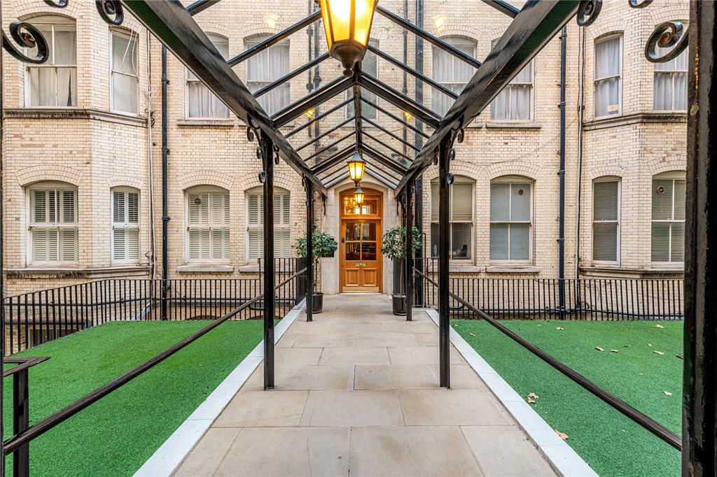 Bedford Avenue, London, WC1B 2 bed apartment - £3,142 pcm (£725 pw)