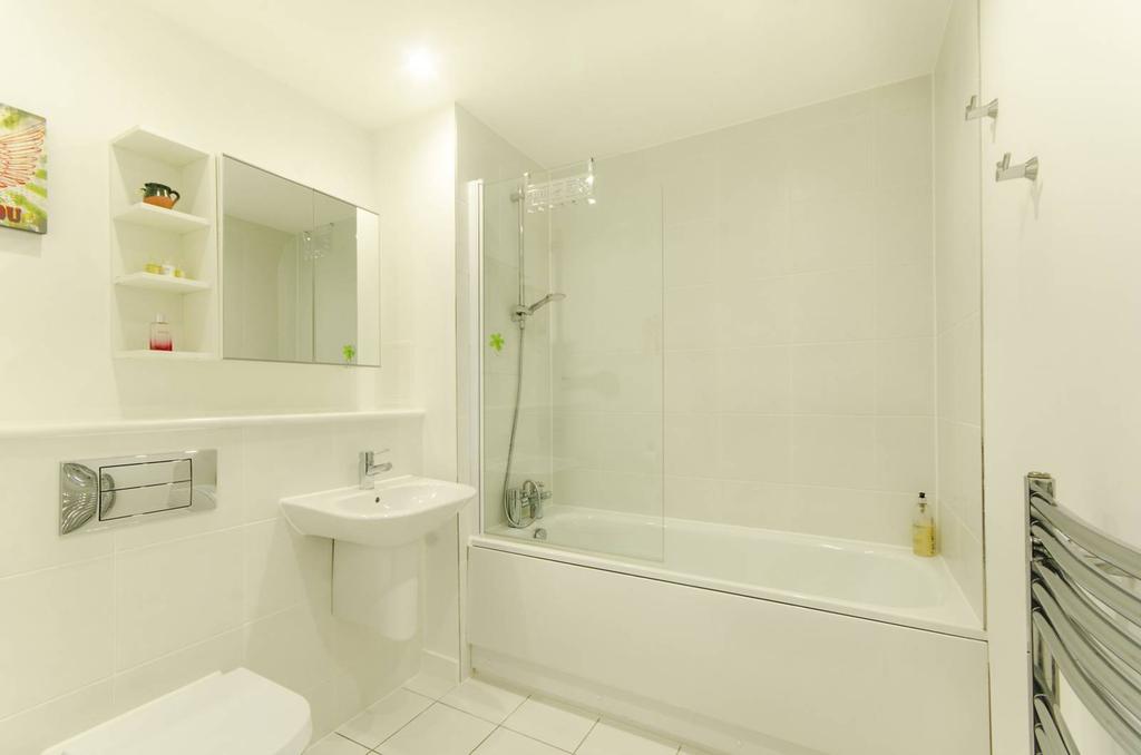 Celestial House, Poplar, London, E14 2 bed flat - £2,275 pcm (£525 pw)