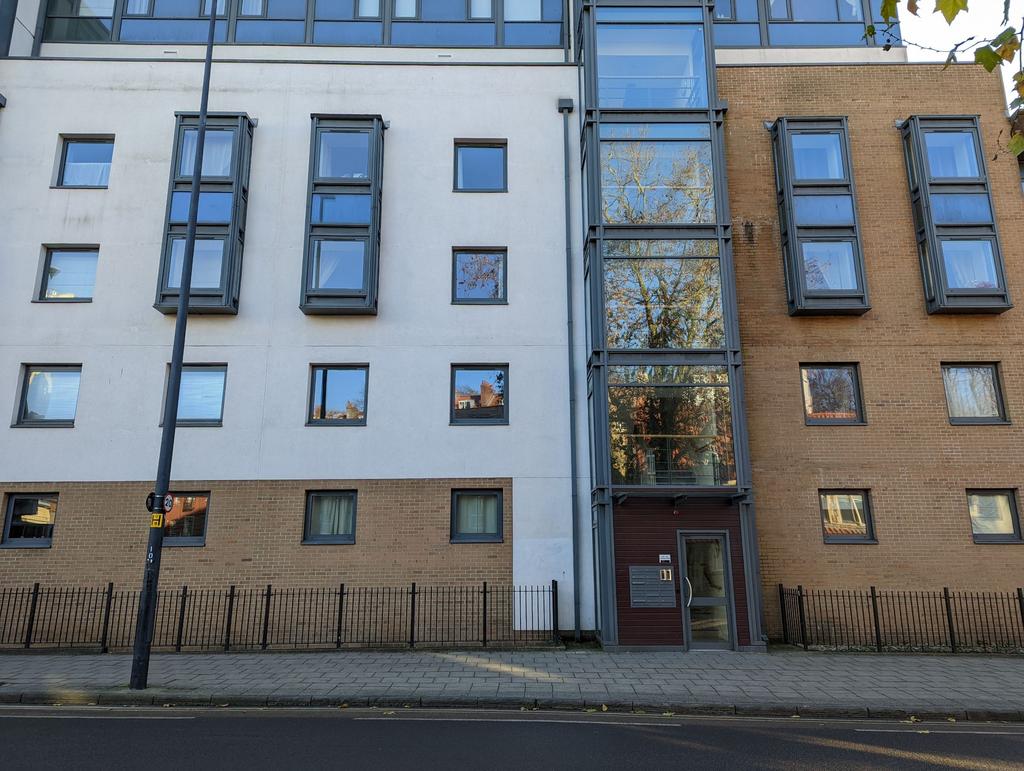 Deanery Road BS1 2 bed apartment - £1,900 pcm (£438 pw)