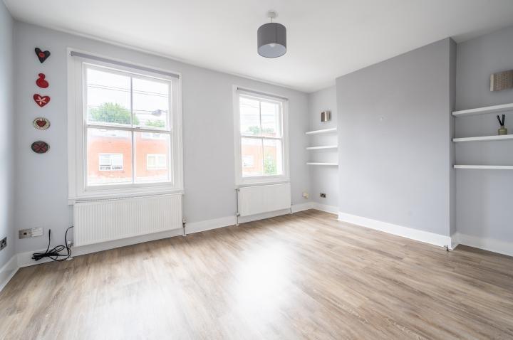 31 Burchell Road, London, SE15 2ST 1 bed flat - £250,000