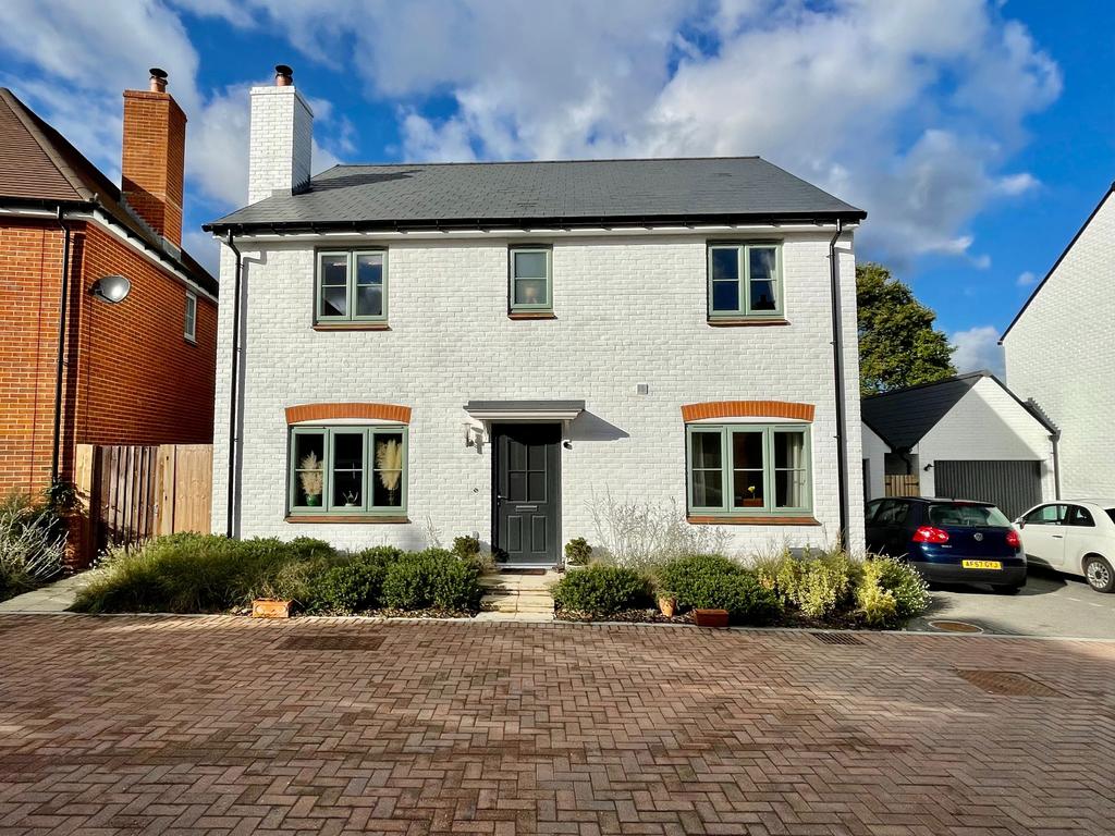 Wanborough Way, Ash Green 4 bed detached house to rent - £2,800 pcm (£ ...