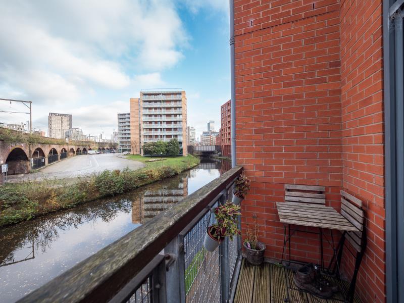 Mere House, Castlefield Locks 2 bed apartment - £1,200 pcm (£277 pw)