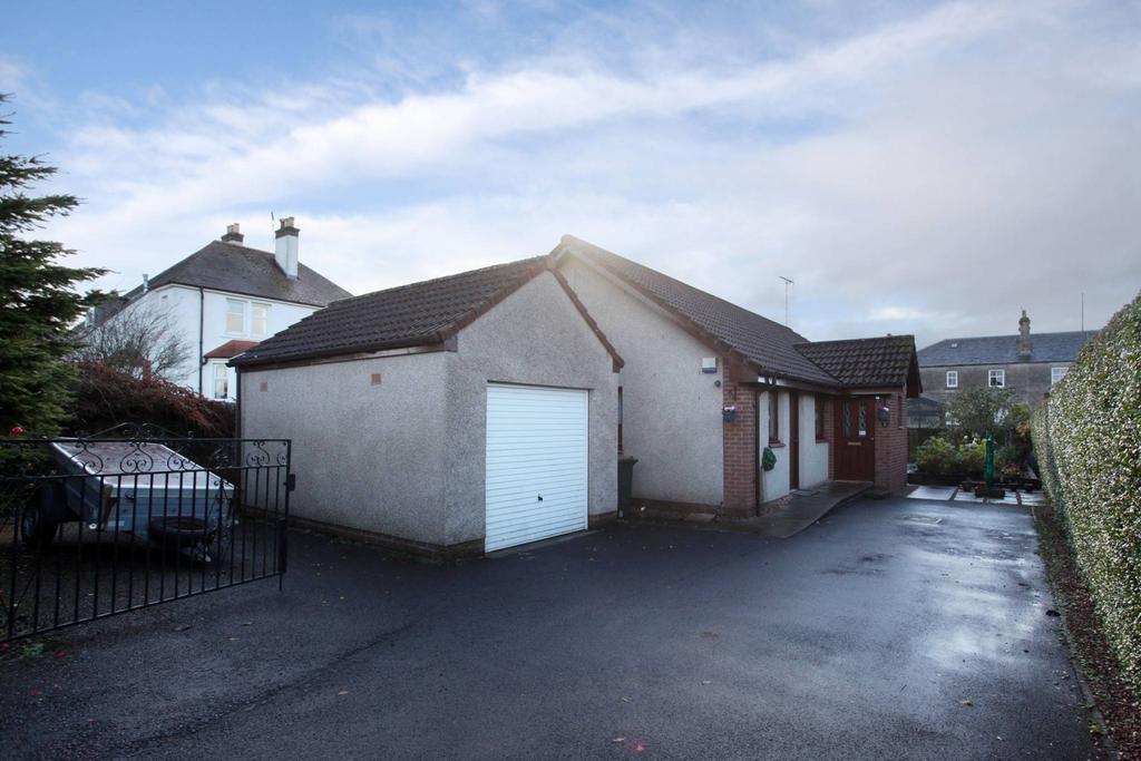 33 Alexander Drive, Kinross, KY13 8TY 3 bed bungalow - £259,995