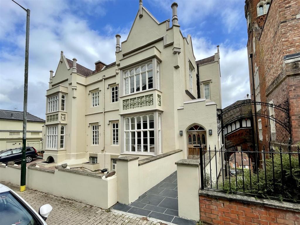 Wells Road, Great Malvern 4 bed townhouse - £2,500 pcm (£577 pw)