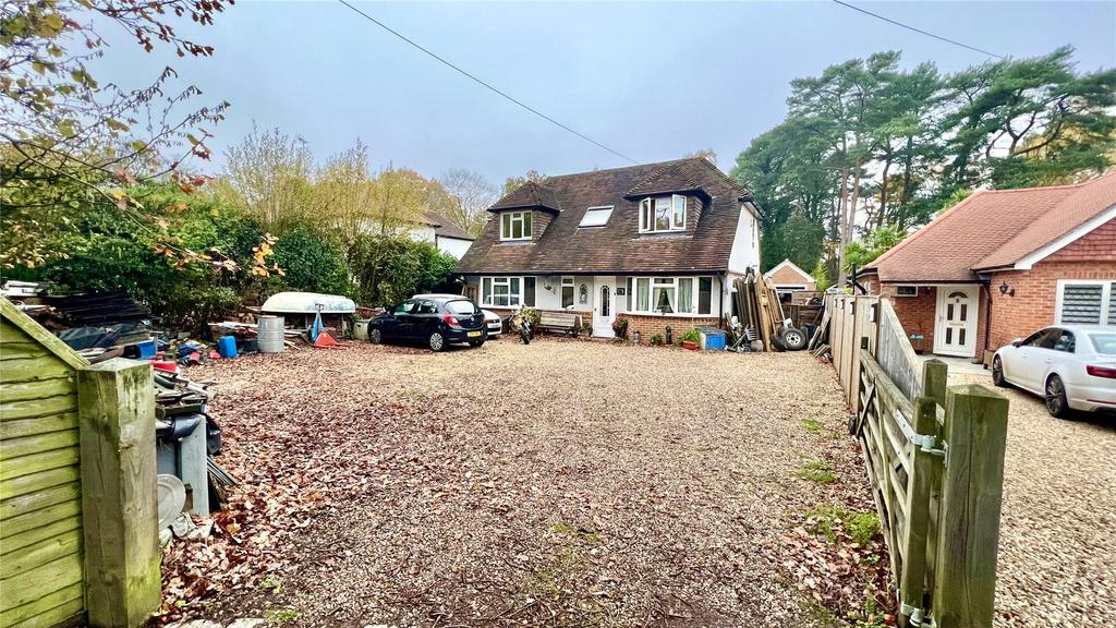 Finchampstead Road Finchampstead Wokingham Berkshire Rg40 4 Bed