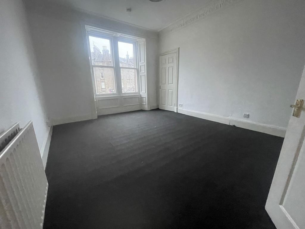 Forfar Road, Dundee, DD4 2 bed flat - £695 pcm (£160 pw)