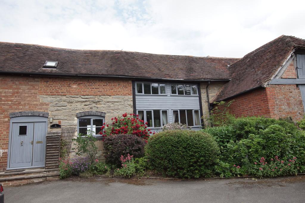 Norton Lindsey Road... 2 bed mews - £1,100 pcm (£254 pw)