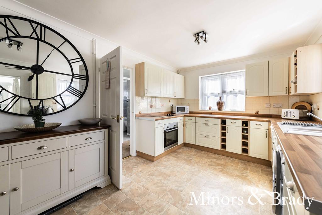 Middle Way, Lowestoft 3 bed detached bungalow - £1,000 pcm (£231 pw)