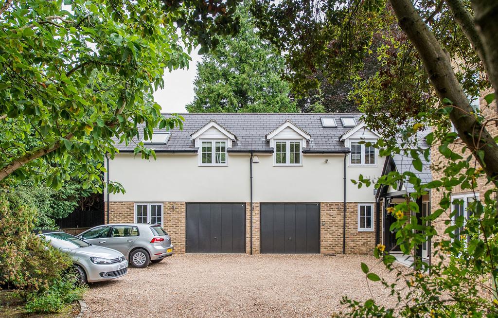 Oak Road, Cobham, KT11 2 bed flat - £2,500 pcm (£577 pw)