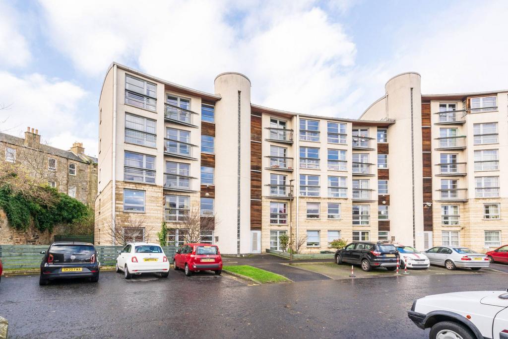 4/2 Couperfield, Edinburgh, EH6 6HG 1 bed ground floor flat - £85,000