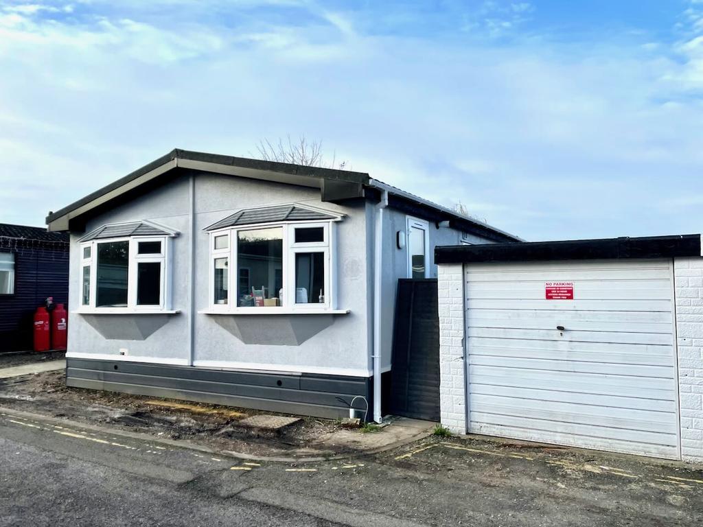 Mereoak Park, Three Mile Cross, RG7 3 bed park home for sale - £180,000