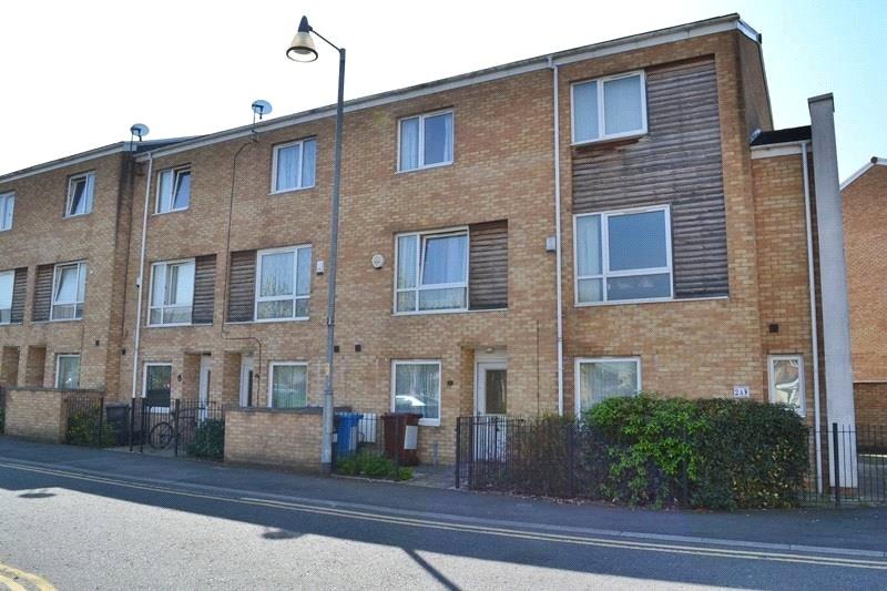 Aspull Walk, Grove Village... 4 bed terraced house - £2,097 pcm (£484 pw)