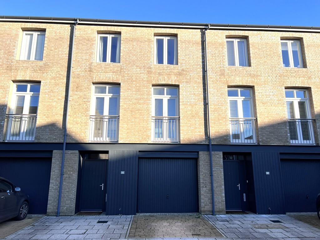 Fletcher Avenue, Chichester 4 bed townhouse - £1,595 pcm (£368 pw)