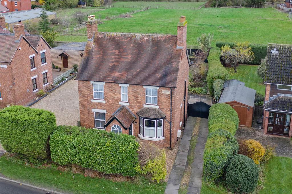 Bretforton Road, Badsey, Evesham 3 bed detached house - £475,000