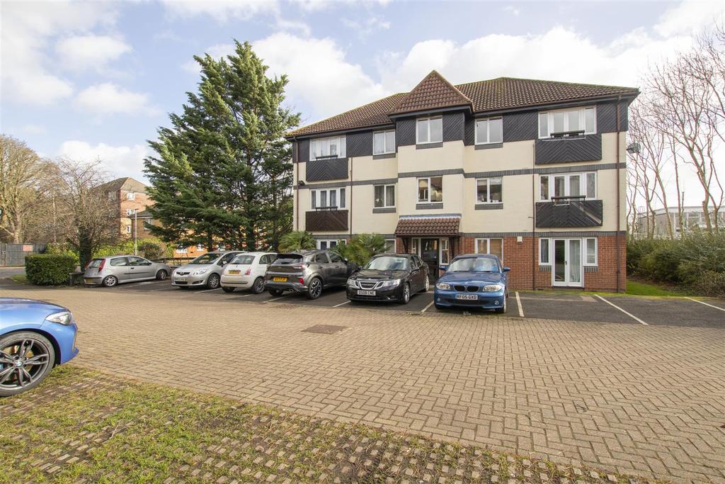 Friends Avenue, Cheshunt 2 bed flat - £1,200 pcm (£277 pw)