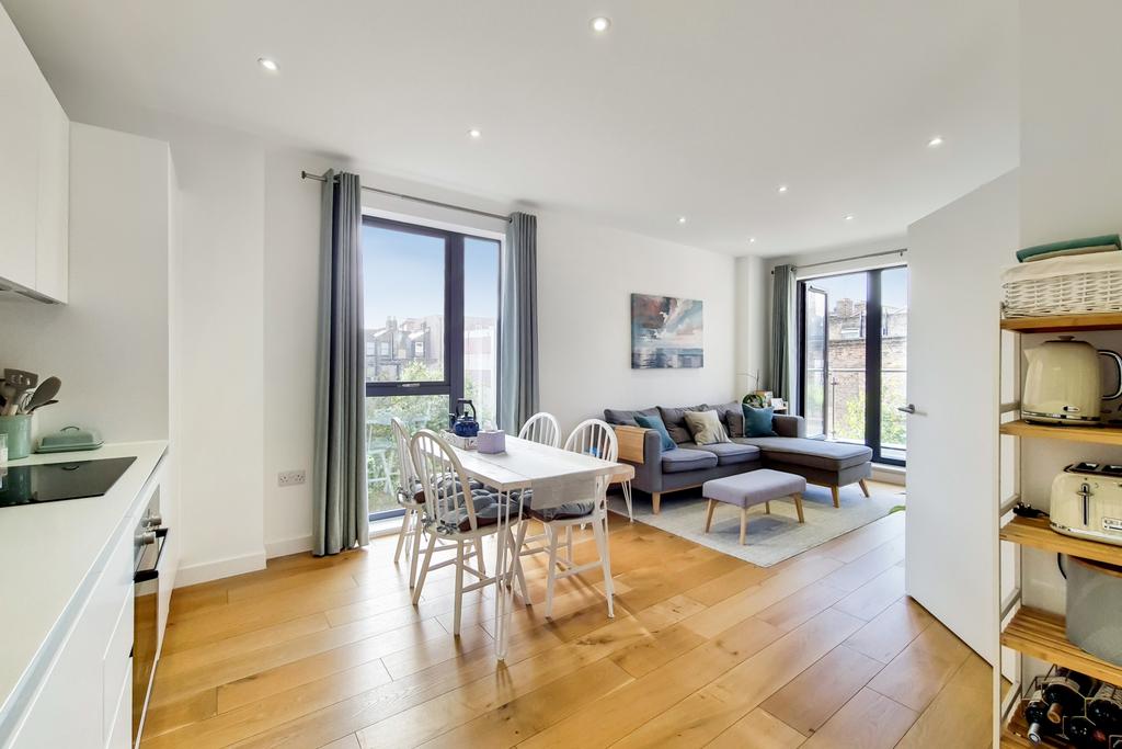 Waleorde Road, Walworth, London, SE17 2 bed flat - £3,000 pcm (£692 pw)
