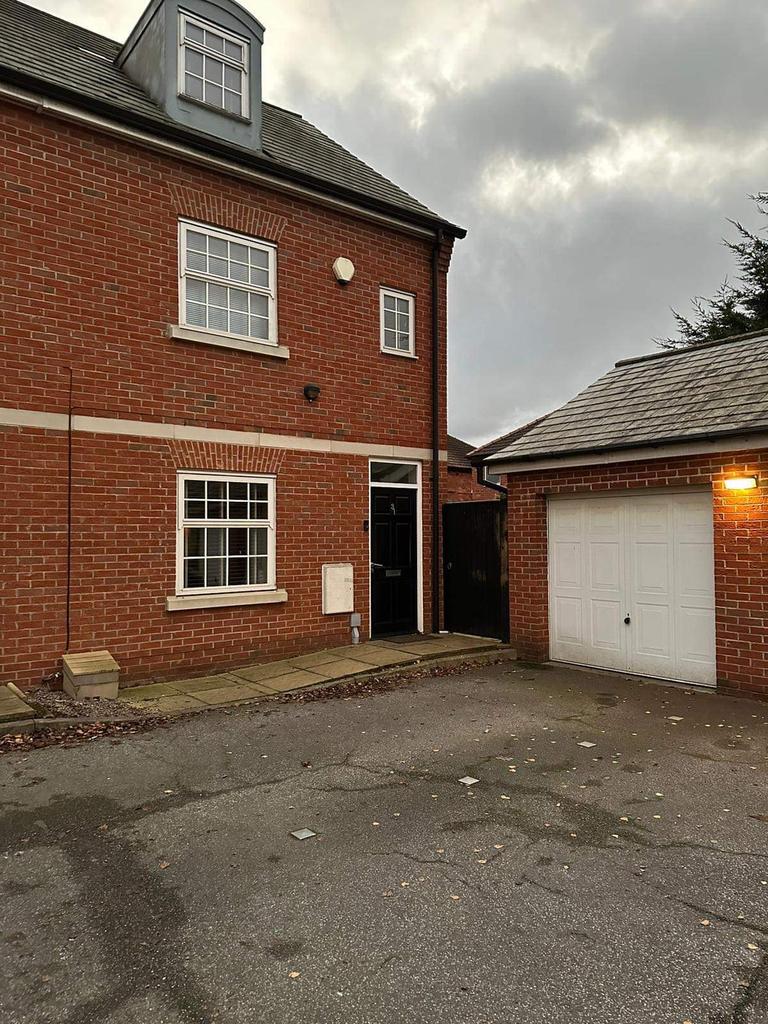Hamilton Mews, Doncaster DN4 4 bed end of terrace house - £975 pcm (£ ...