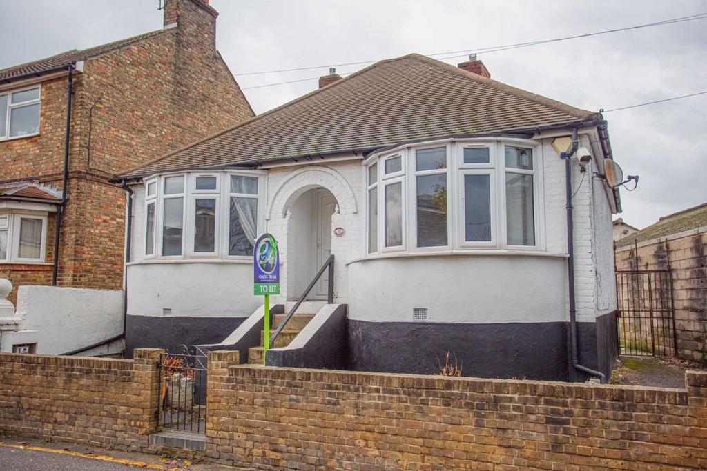 Alma Place, Strood, Kent 3 bed bungalow - £1,300 pcm (£300 pw)