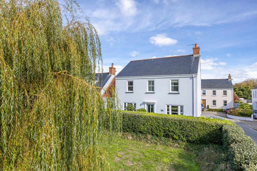 La Rue Des Frenes, Guernsey 6 bed link detached house for sale - £1,075,000
