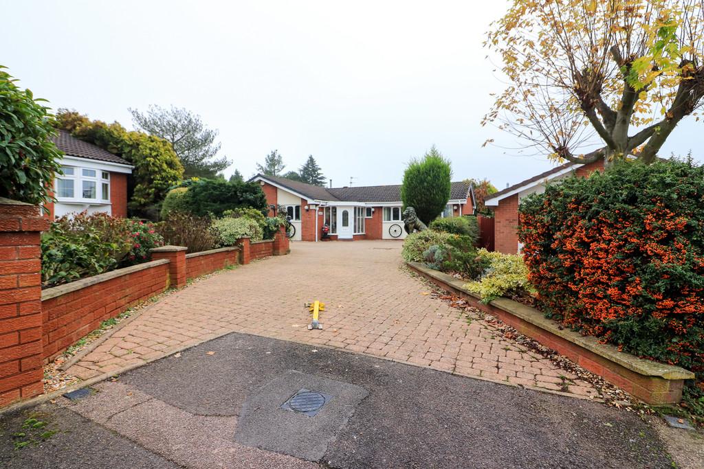 Morpeth, Dosthill 3 bed detached bungalow - £575,000