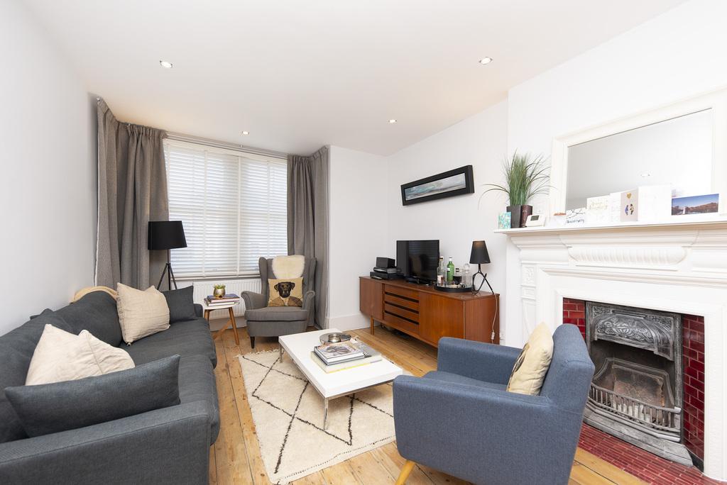 Latchmere Road, SW11 2 bed flat - £2,450 pcm (£565 pw)