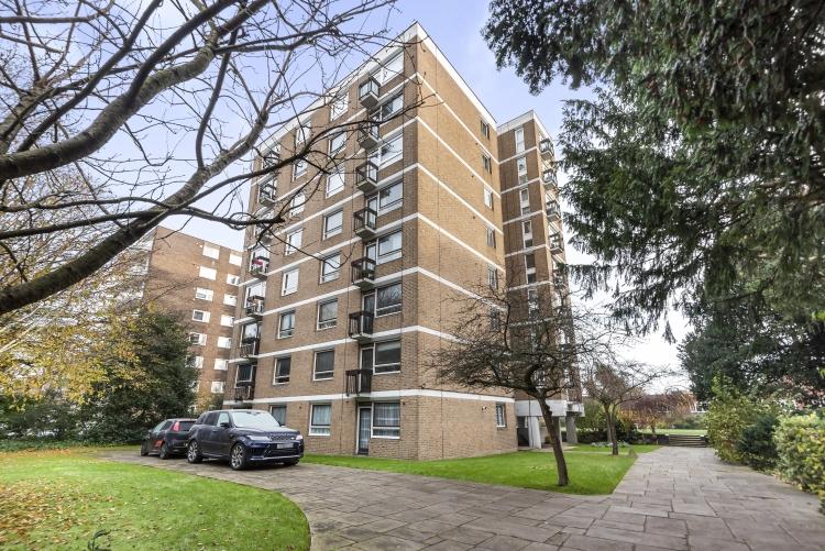 Putney Hill London SW15 2 bed apartment - £1,900 pcm (£438 pw)