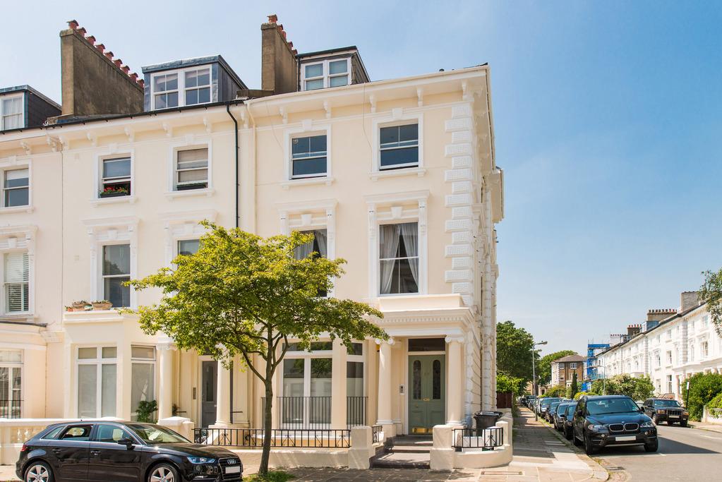 Belsize Square, London, NW3 2 bed apartment - £2,752 pcm (£635 pw)