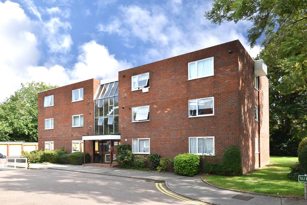 Sutton Close Beckenham BR3 2 bed apartment - £1,600 pcm (£369 pw)