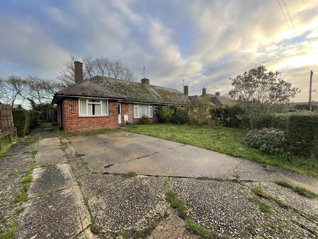 Stetchworth 2 bed semi-detached bungalow - £950 pcm (£219 pw)