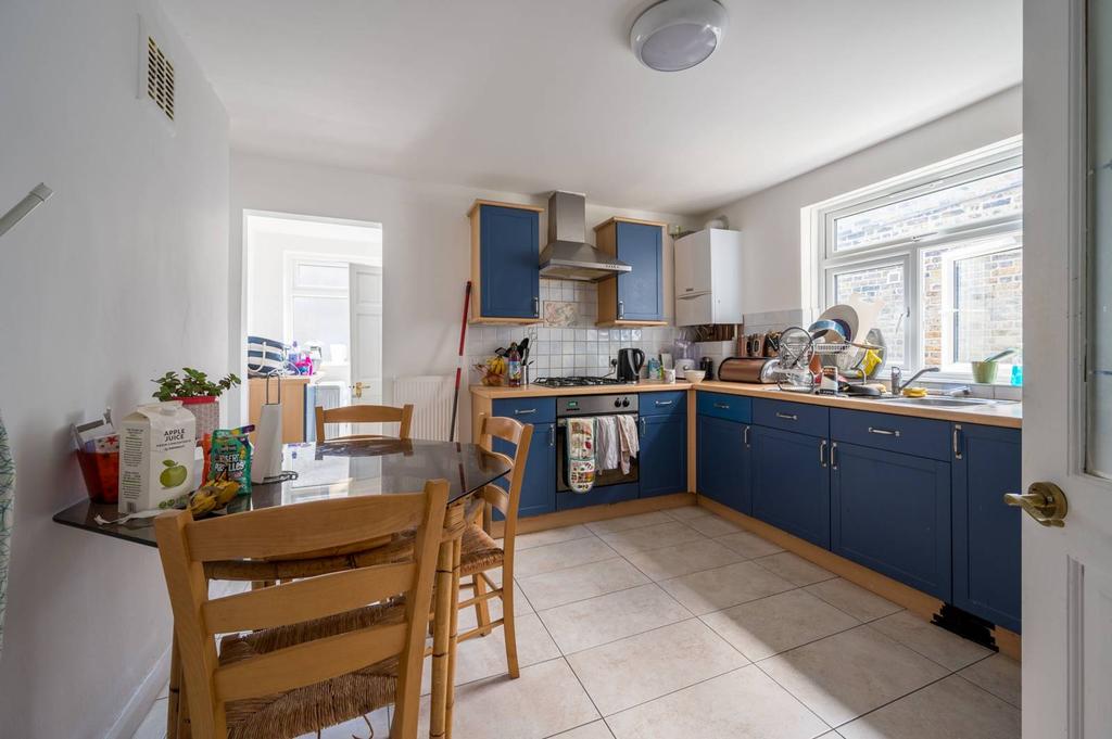 Crimsworth Road, Vauxhall, London, SW8 3 bed flat - £2,600 pcm (£600 pw)