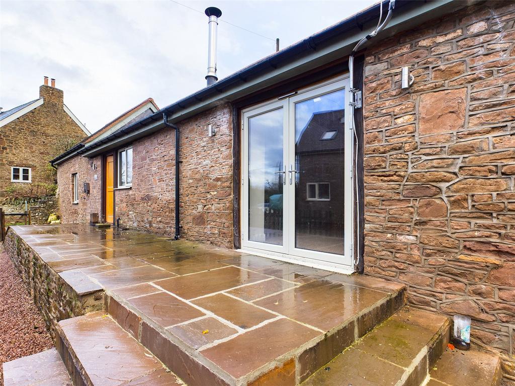 Hole The In Wall, Ross-on-Wye... 2 bed bungalow to rent - £975 pcm (£ ...