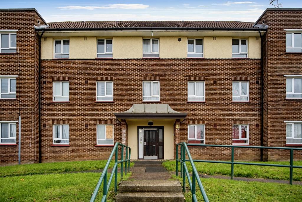 St Patricks Gardens, Gravesend, DA12 3 bed flat - £220,000