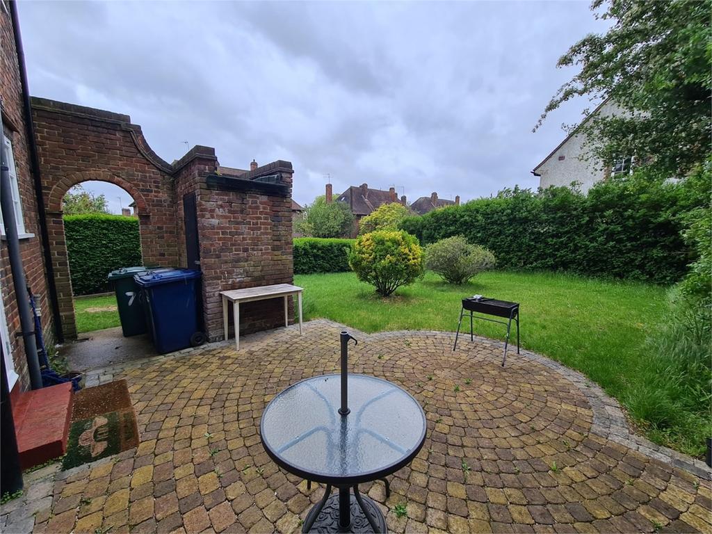 Hill Top, Hampstead Garden Suburb, NW11 1 bed maisonette - £1,475 pcm ...