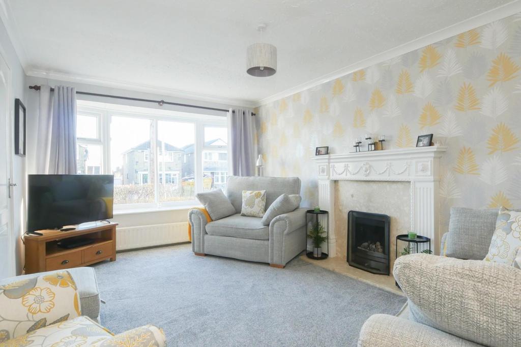 Sycamore Walk, Farsley, LS28 5BS 3 bed semi-detached house - £300,000