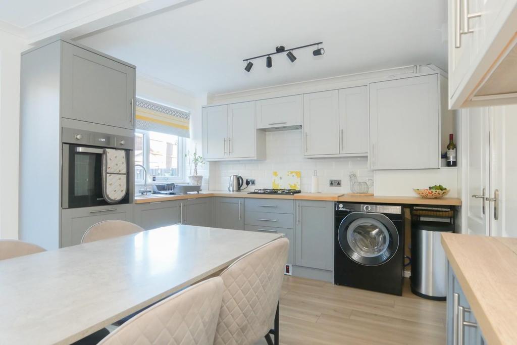 Sycamore Walk, Farsley, LS28 5BS 3 bed semi-detached house - £300,000