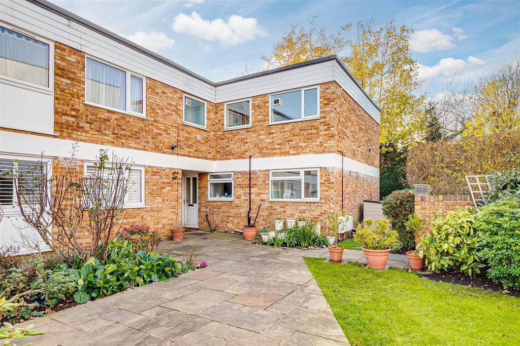Bentley Close, The Crescent... 2 bed flat - £1,850 pcm (£427 pw)