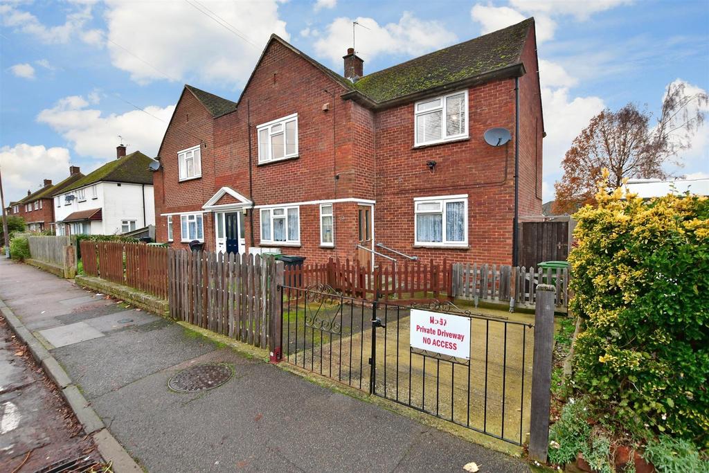 Huntington Road, Coxheath, Maidstone... 2 bed maisonette - £190,000