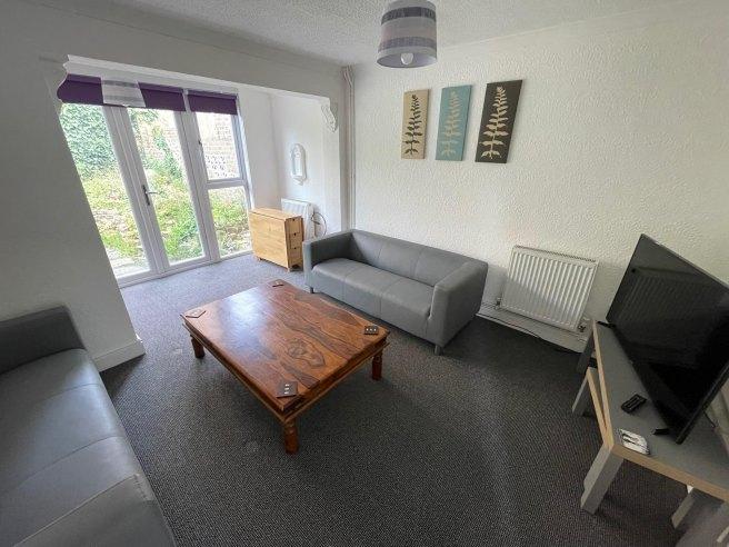 Headcorn Drive 5 bed house share - £2,545 pcm (£587 pw)