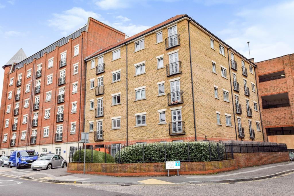 Hazeleigh House, Market Link... 1 bed apartment - £1,200 pcm (£277 pw)