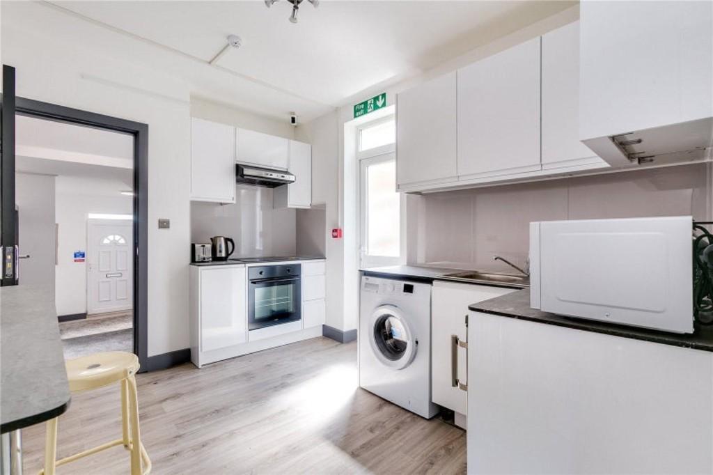 Dollis Hill Avenue, Cricklewood... Flat share - £1,295 pcm (£299 pw)