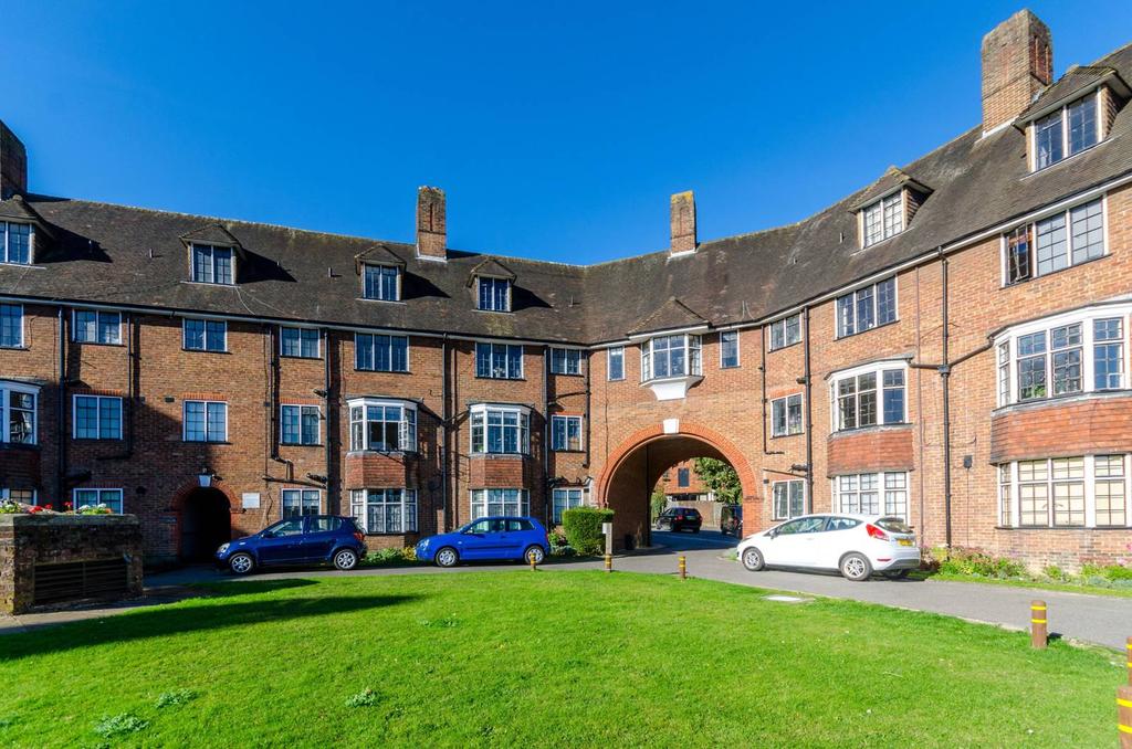 Condor Court, Guildford, GU2 1 bed maisonette - £1,300 pcm (£300 pw)