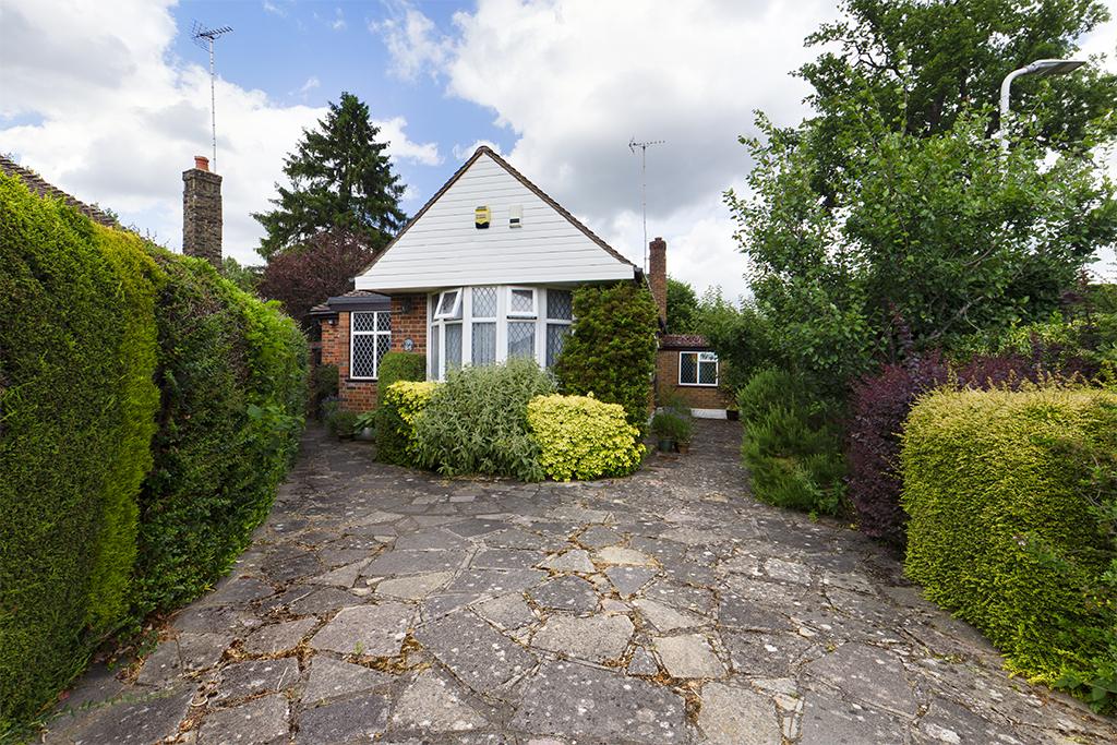 Rodney Gardens, Pinner, HA5 3 bed detached house - £850,000