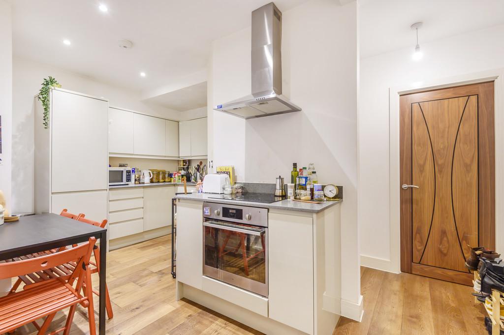 Carmine Wharf, Copenhagen Place, E14 7FF 2 bed apartment - £415,000