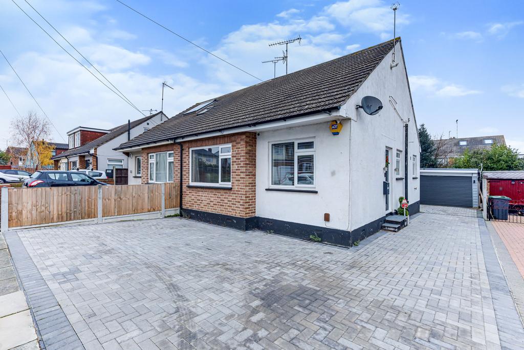 Cornec Avenue, Leigh-on-sea, SS9 2 bed semi-detached bungalow - £325,000